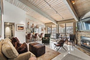 Woodbridge Condo 8C | Sala de estar | Televisor de ecrã plano de 40 polegadas com canais por cabo, televisor 