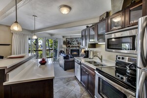 Apartamento em Condomínio Fechado | Sala de estar | Televisor de ecrã plano de 40 polegadas com canais por cabo, televisor 