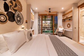 Quarto de hotel moderno com uma cama grande, ventoinha no teto e vista para a área da piscina.
