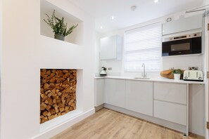 Apartamento de Luxo, 1 cama de casal | Cozinha privada | Um frigorífico/congelador grande, um micro-ondas, uma placa de cozinha 