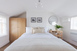 Penthouse de Luxo, 2 quartos, casa de banho anexa, Vista para a cidade | Lençóis de algodão egípcio, roupa de alta qualidade 
