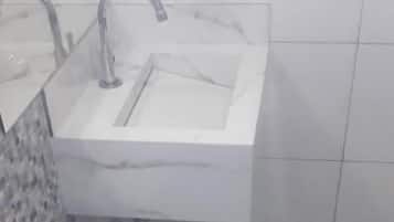 Quarto Standard | Casa de banho | Artigos de higiene pessoal grátis, um secador de cabelo, um bidé