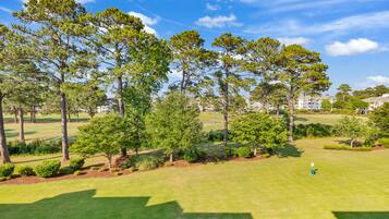 Apartamento Signature em Condomínio Fechado, 3 quartos, acesso à piscina | Vista para o campo de golfe