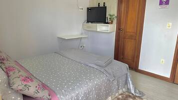 Suíte básica | Espaço de trabalho para notebook, cortinas blackout, Wi-Fi de cortesia