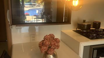 Apartamento Deluxe | Cozinha privada | Um frigorífico/congelador grande, um micro-ondas, um forno