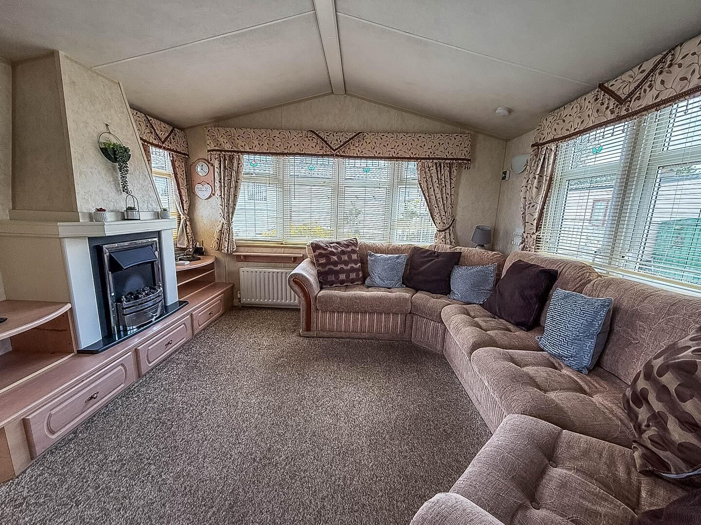 8 Berth Caravan With Wifi And Decking In Lincs Ref 78003p - Skegness