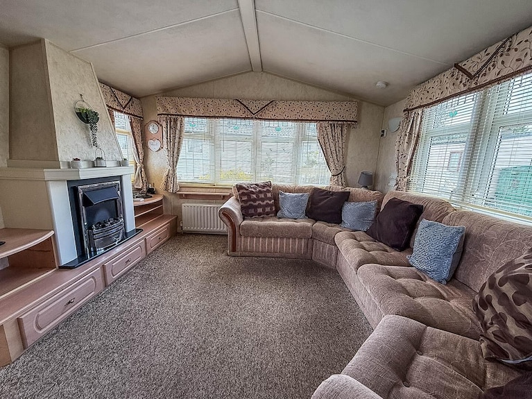 8 Berth Caravan With Wifi And Decking In Lincs Ref 78003p - Skegness