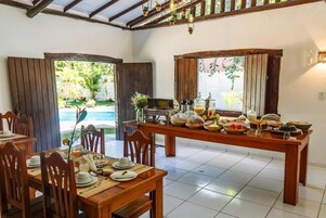 Pequeno-almoço tipo buffet diário incluído 