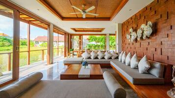 Villa, 4 quartos, piscina privativa | Sala de estar | Televisor de 42 polegadas com canais via satélite