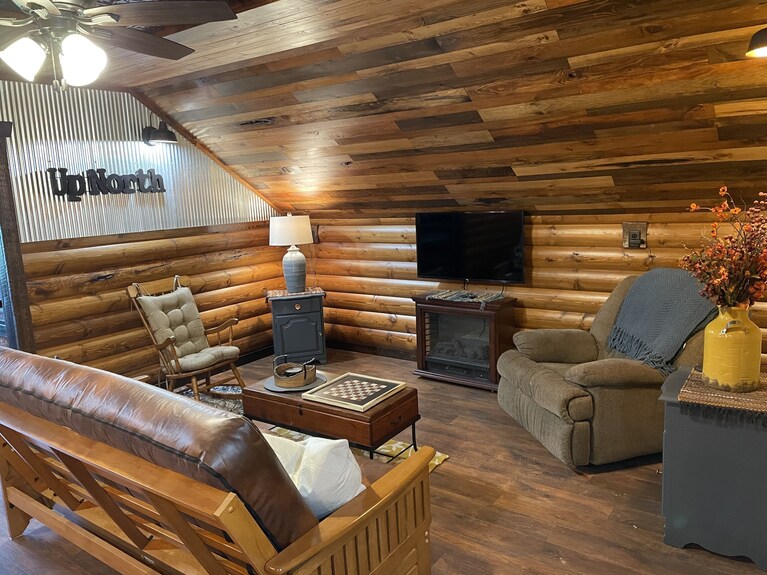 Country, Cozy And Unique! Rustic Ambiance. Available Year Round. - Oshawa, MN