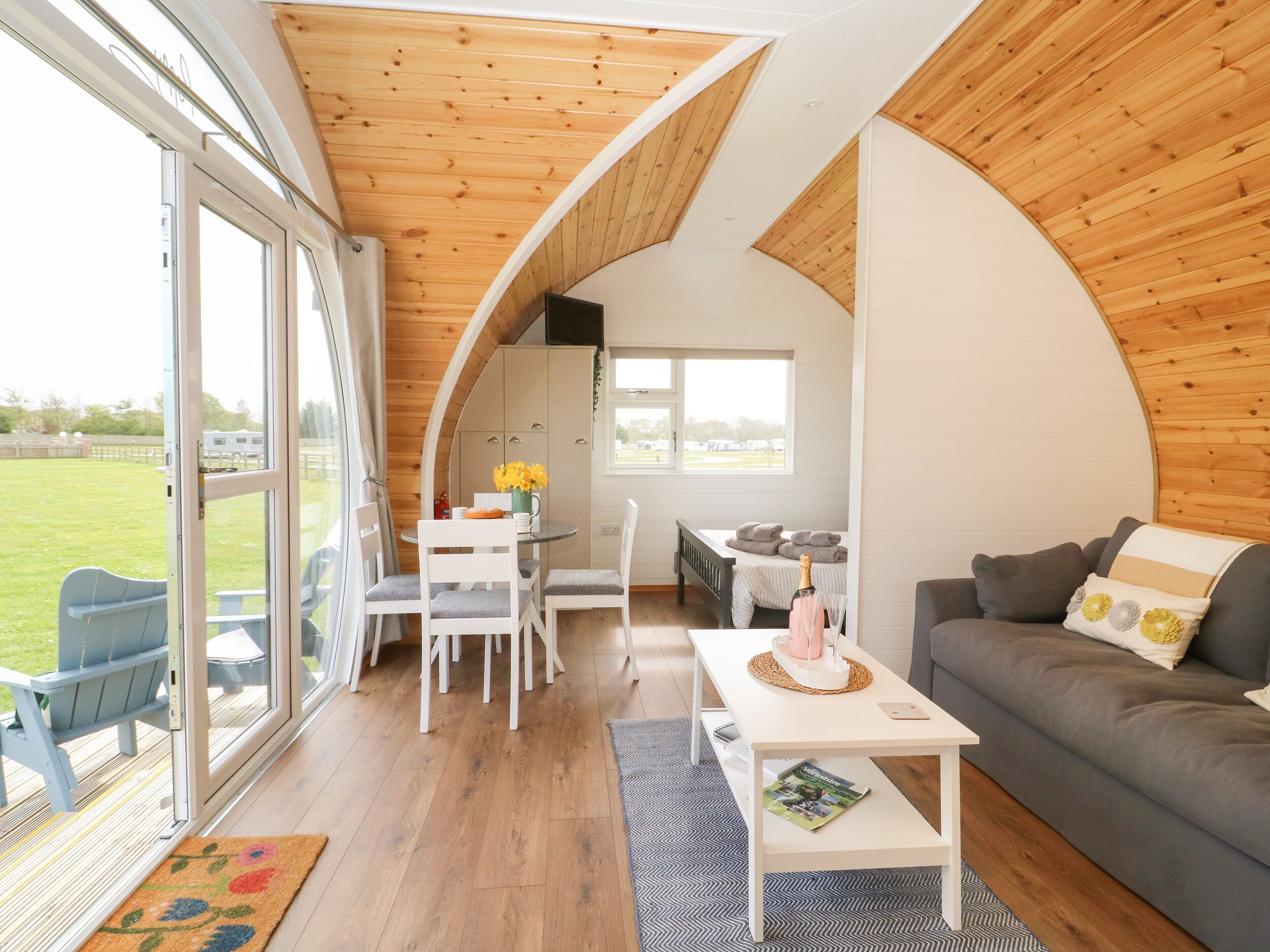 Poppy, Pet Friendly, With A Garden In Hornsea - Hornsea