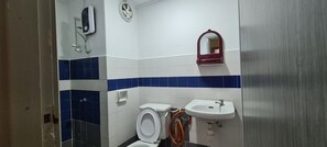 Quarto, 2 quartos | Casa de banho | Um polibã, toalhas fornecidas 