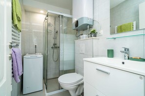 Estúdio (Studio Apartment with Terrace) | Casa de banho | Um polibã, toalhas fornecidas 