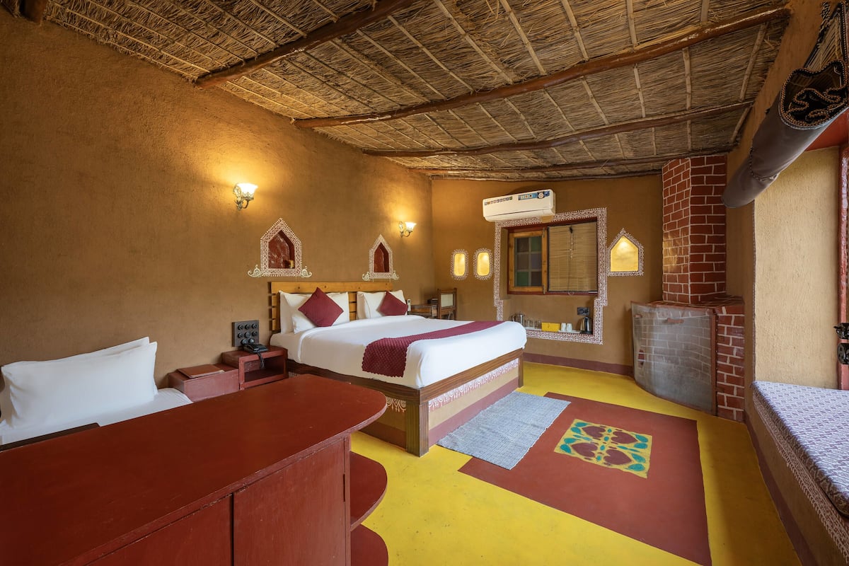 Quarto Triplo Comfort, vista para a montanha | Secretária, secretária adequada para computadores portáteis