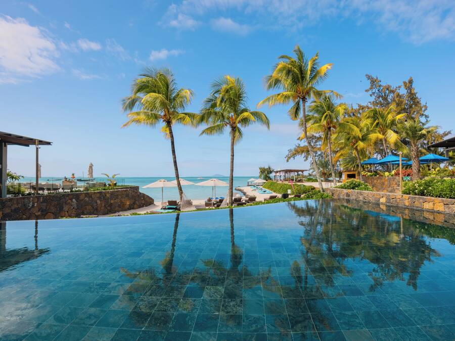 Piscina exterior, guarda-sóis, espreguiçadeiras
