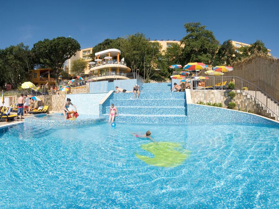 Piscina interior, 4 piscinas exteriores