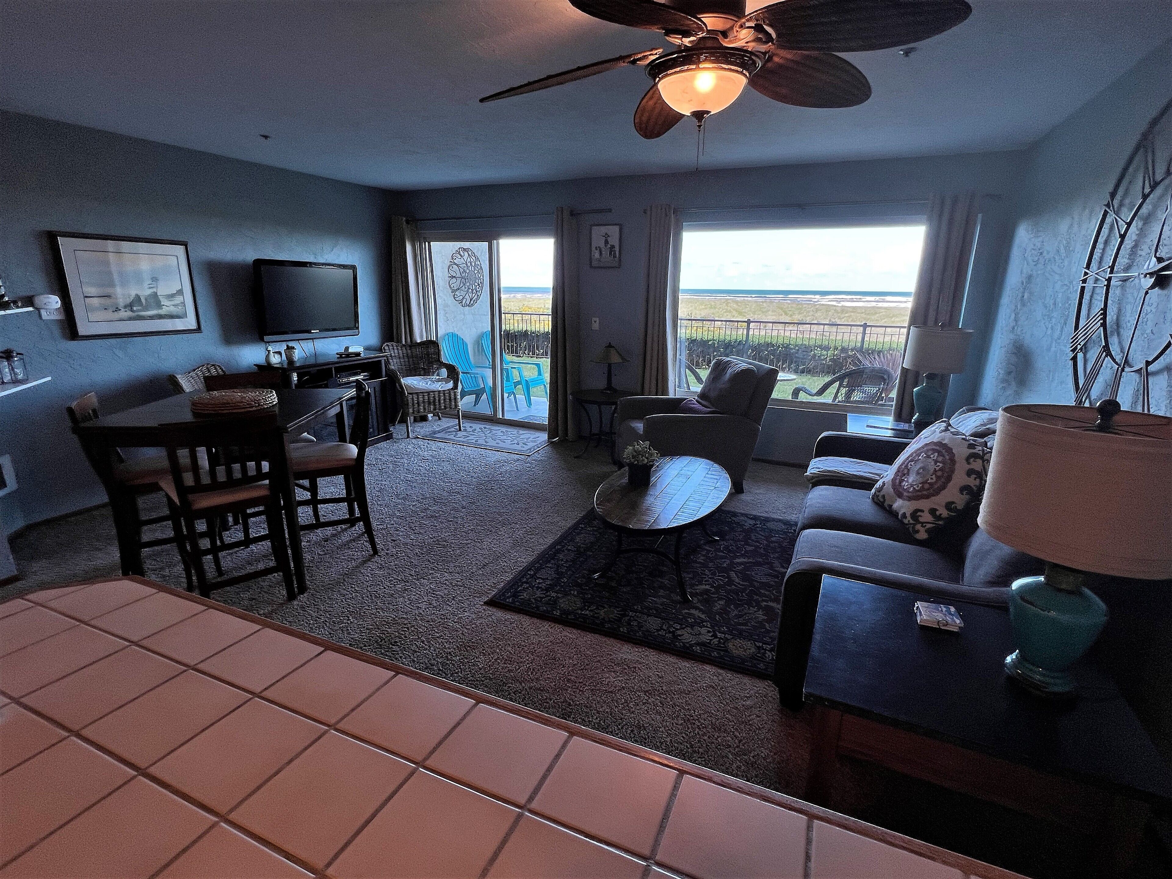 Sbc #106 Oceanfront - Hear The Ocean, Steps To The Promenade And Beach Access - Seaside, OR