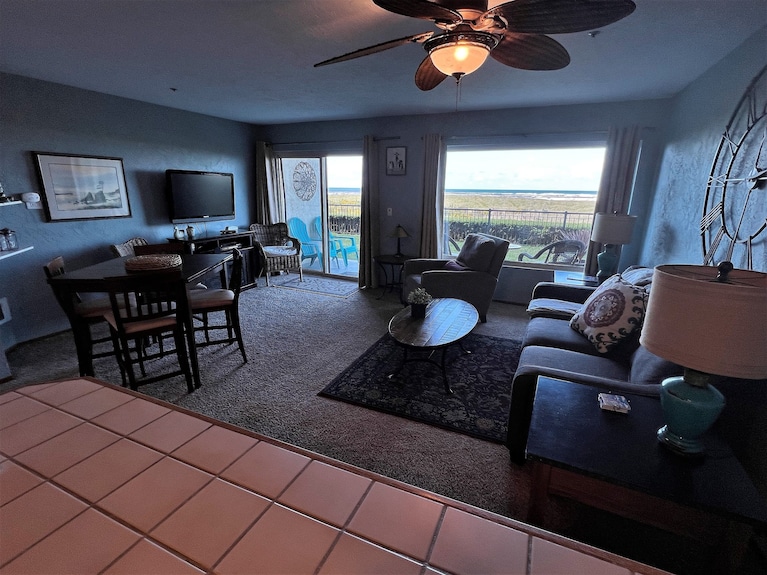 Sbc #106 Oceanfront - Hear The Ocean, Steps To The Promenade And Beach Access - Seaside, OR