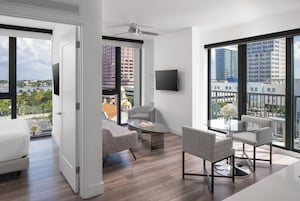 Suite, 2 camas queen-size (Queen) | Roupa de alta qualidade, camas de colchão Tempur-Pedic, minibar