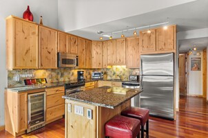 Seasons Four Condo Y-192 | Cozinha privada | Um frigorífico, um micro-ondas, um forno, uma placa de cozinha 