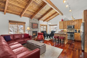 Seasons Four Condo Y-192 | Sala de estar | TV de ecrã plano 