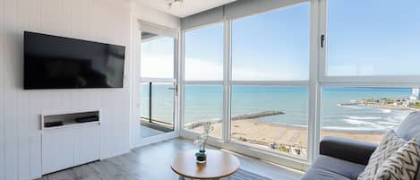 Apartamento superior | Área de estar | TV 50 polegadas com canais via satélite, pisos aquecidos