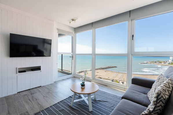 Apartamento superior | Área de estar | TV 50 polegadas com canais via satélite, pisos aquecidos