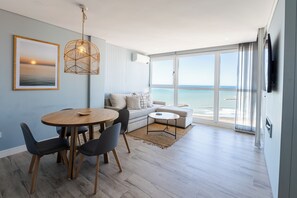 Apartamento superior | Área de estar | TV 50 polegadas com canais via satélite, pisos aquecidos