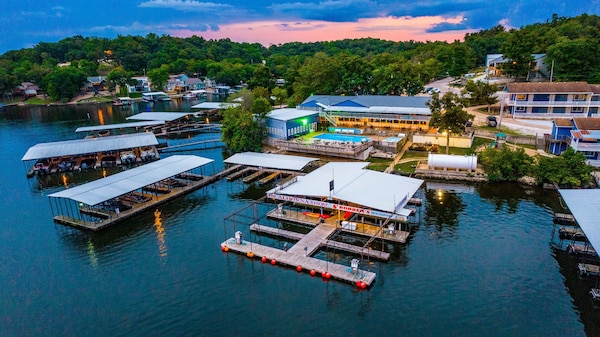 Alhonna Resort Llc - Sunrise Beach, MO