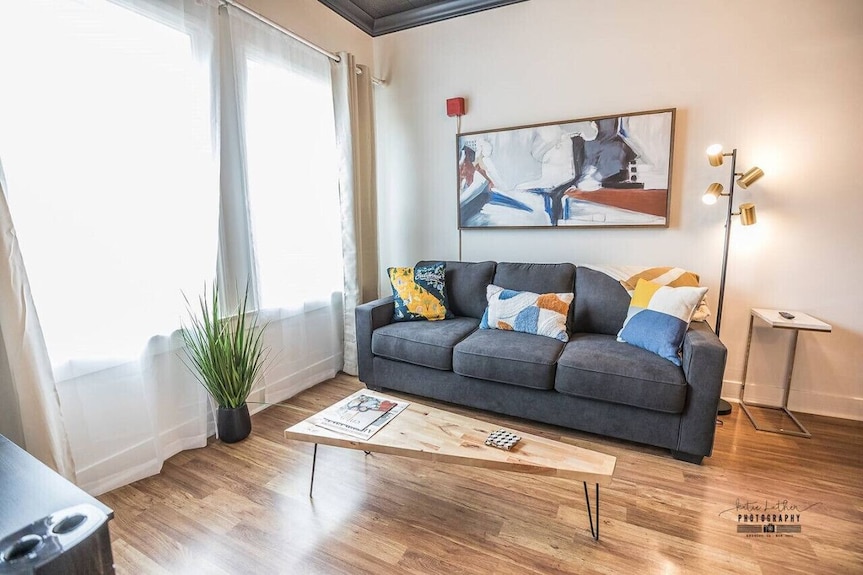 Chic Getaway Downtown Hub Luxe Linens Near Transit - Shasta Lake, CA