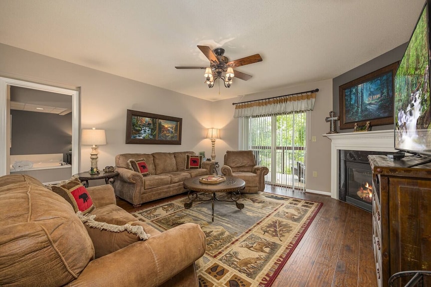 Cozy Condo On The River - 피전 포지