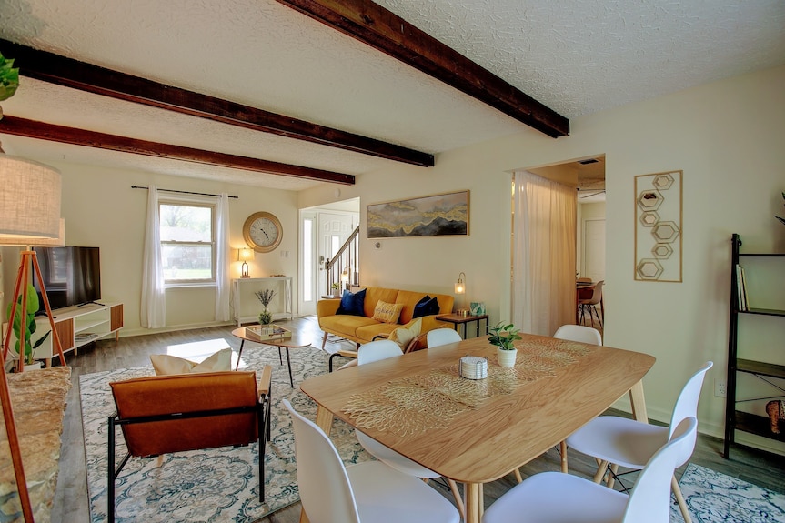 Large 4br House W/ A Downstairs Bedroom! Fenced Yard+dog Friendly+wfh - Indiana (State)