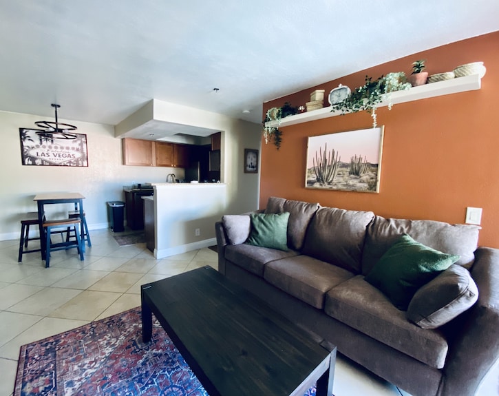 Spacious Condo W/ Pool 5 Min To Strip - Las Vegas, NV