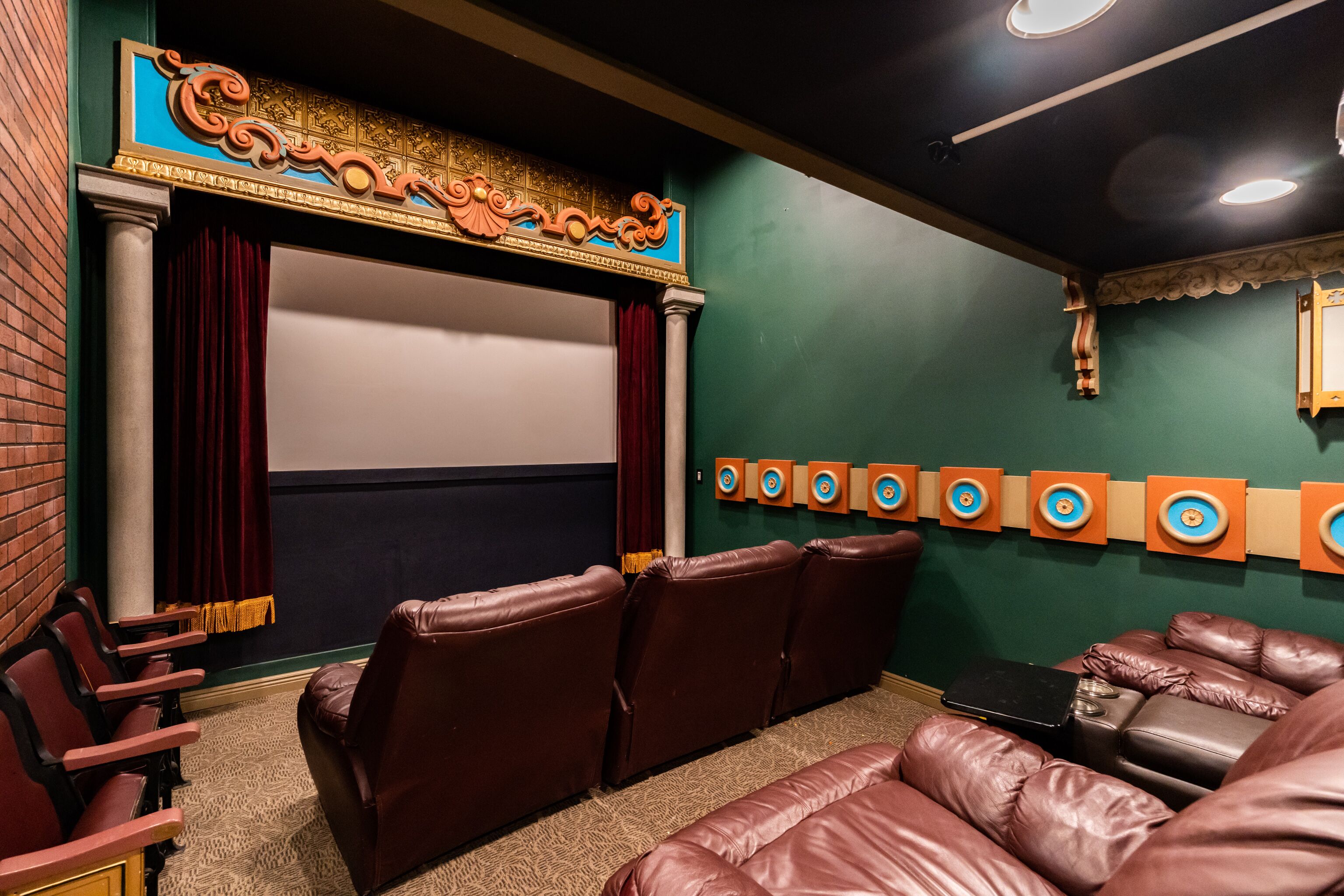 The Downtown Omaha Oasis- Over 10,000 Sq Ft Includes Arcade & Rooftop W/ Hot Tub - Council Bluffs, IA