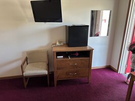 Quarto Básico | Com mobília individualizada, Wi-fi grátis, roupa de cama fornecida 