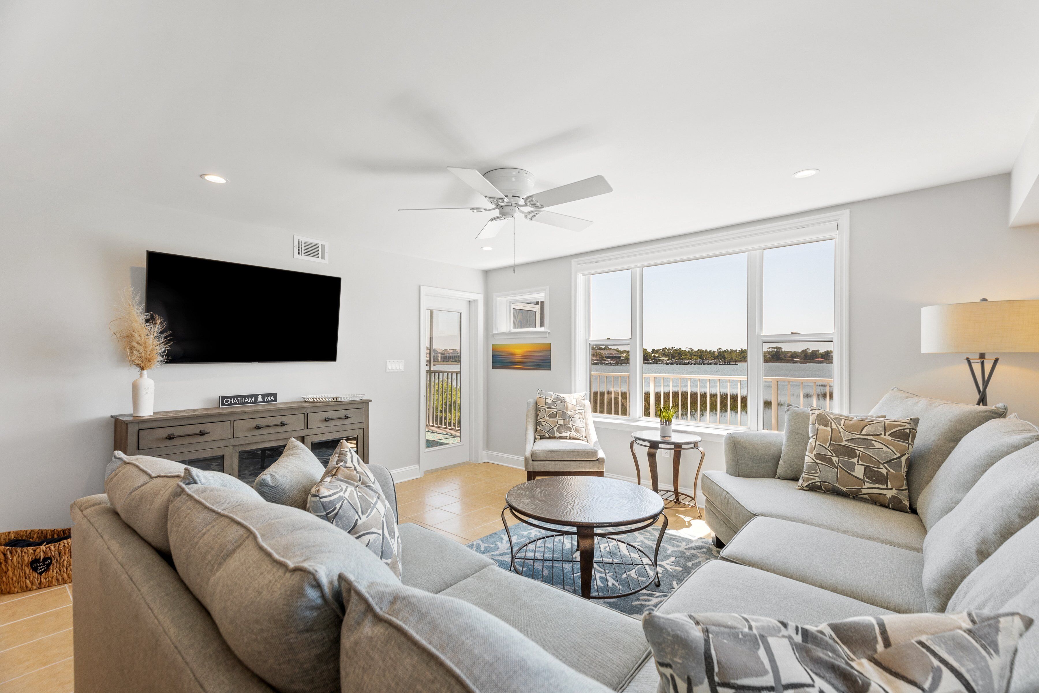 Riverfront Condo, Screen Porch - Short Walk Across Bridge To The Beach, Shops, And Restaurants! - Charleston, SC