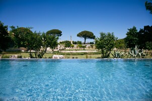 Piscina externa sazonal, funciona das 9h às 19h, espreguiçadeiras