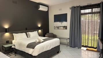 Quarto casal executivo | Cofres nos quartos, escrivaninha, ferros/tábuas de passar roupa