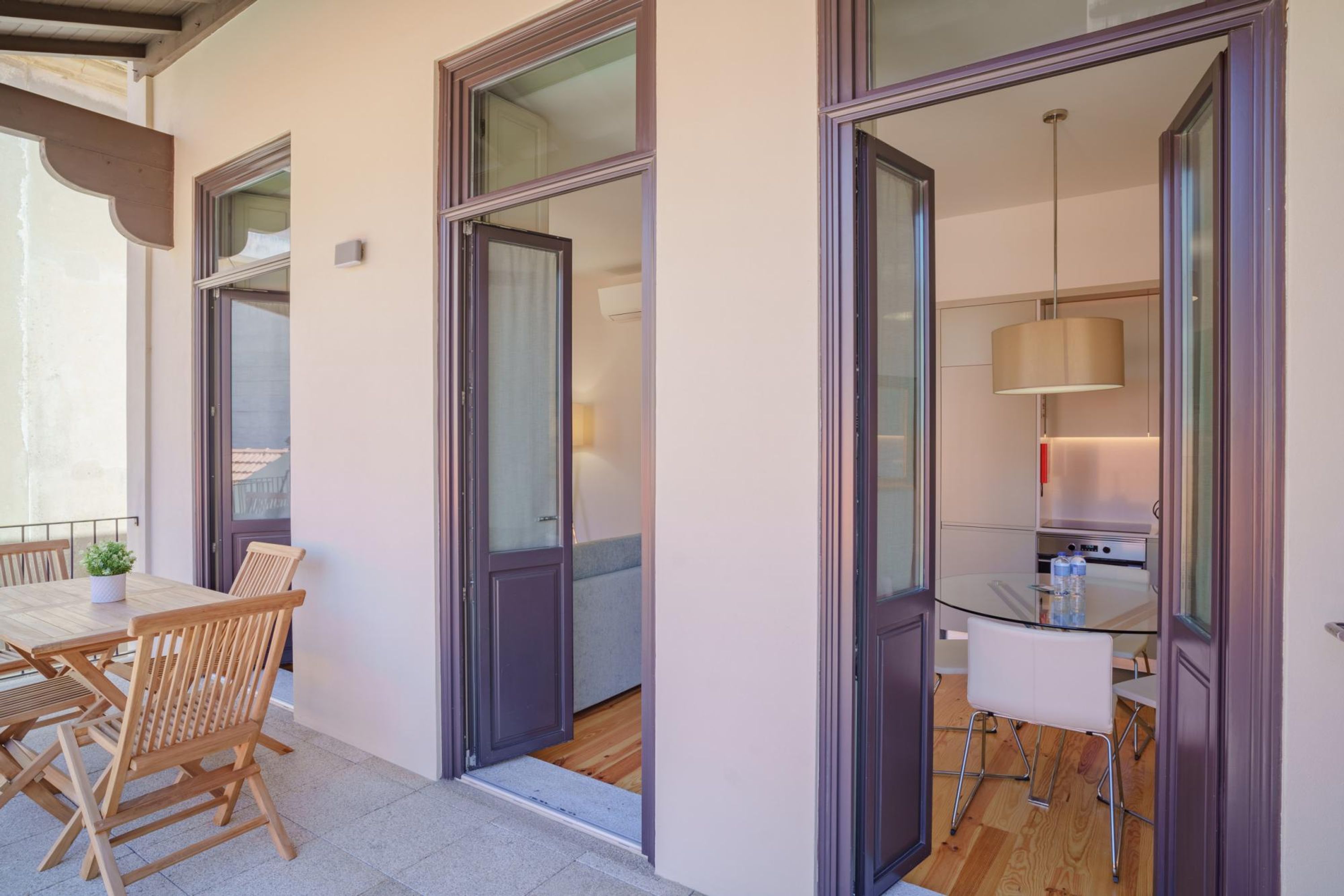 Um apartamento moderno com área de jantar, cozinha e sala de estar.