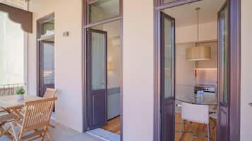 Um apartamento moderno com área de jantar, cozinha e sala de estar.