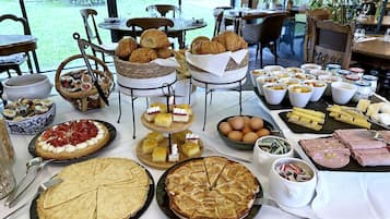 Pequeno-almoço continental diário (16 EUR por pessoa)
