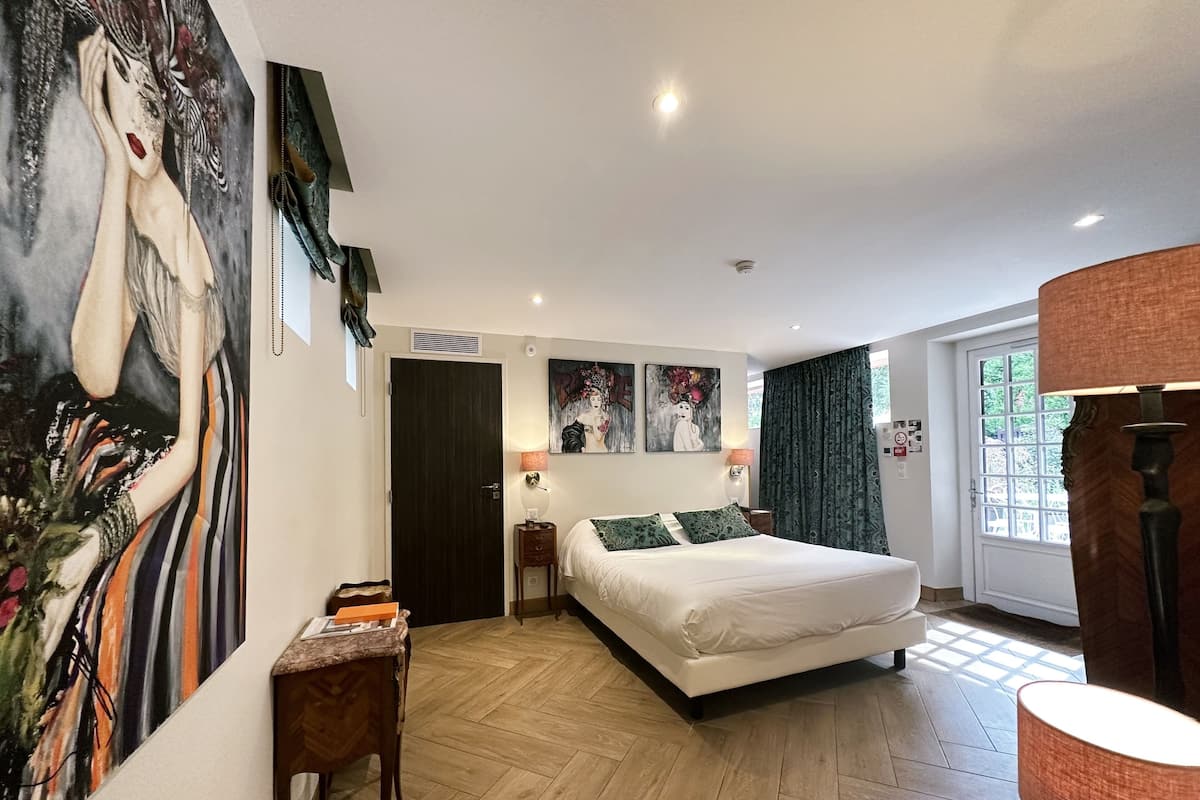 Quarto moderno com uma cama grande, uma escrivaninha e um quadro na parede.