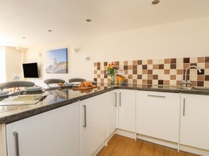 Uma máquina de lavar louça, utensílios de cozinha 