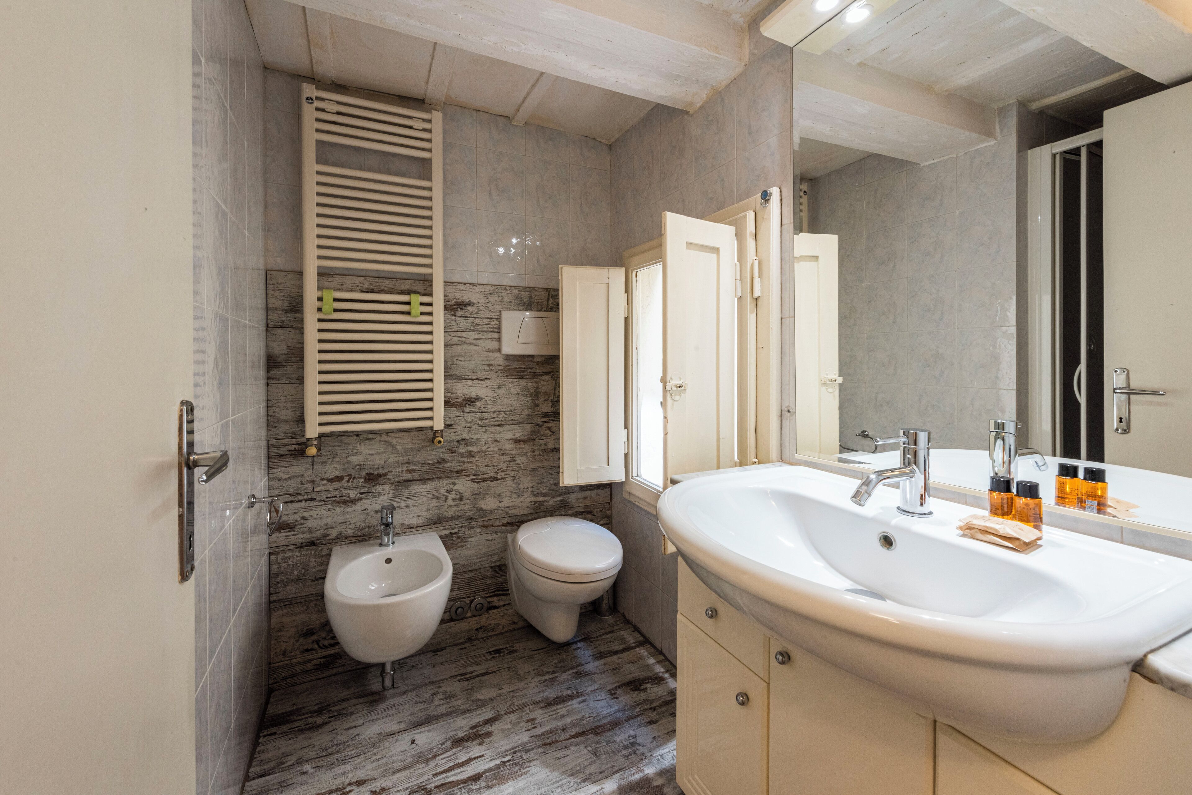 Apartamento conforto | Banheiro | Chuveiro, produtos de toalete grátis, secador de cabelo, bidê