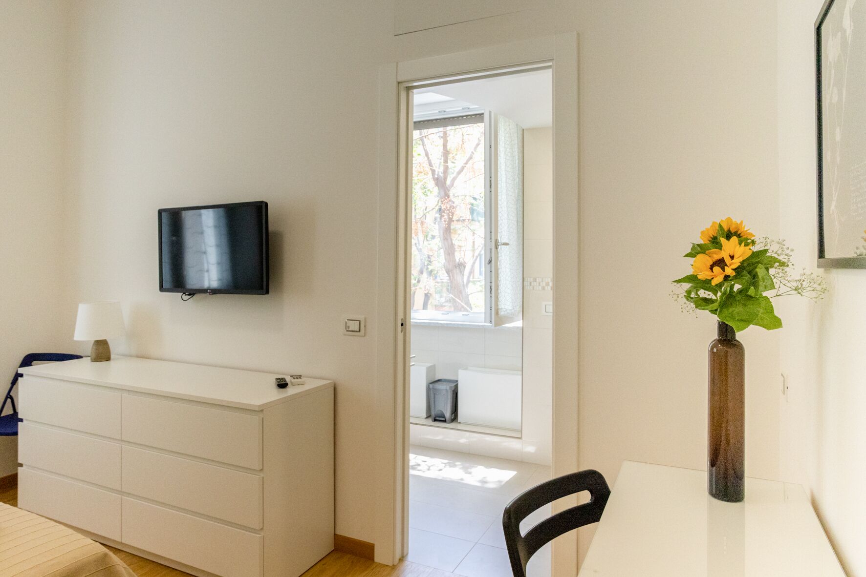 Appartamento Deluxe, 1 camera, 1 soggiorno | Casa de banho | Um polibã, um secador de cabelo, um bidé, toalhas fornecidas 