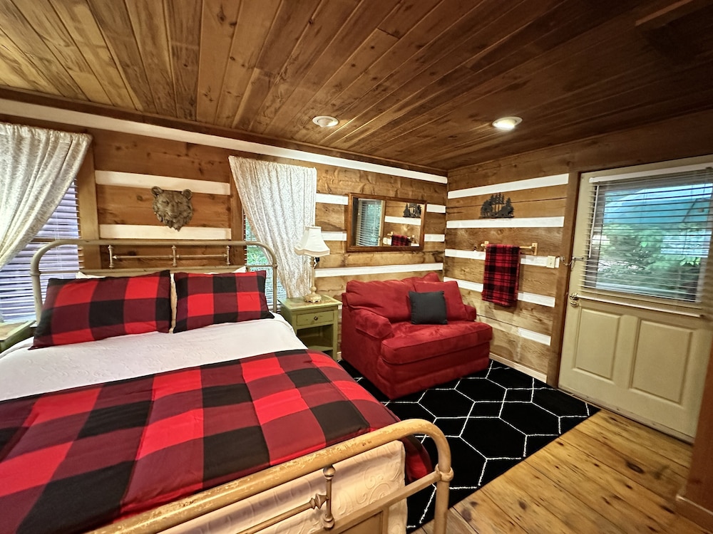 Queen Cozy Cabin On Main St - Blowing Rock, NC