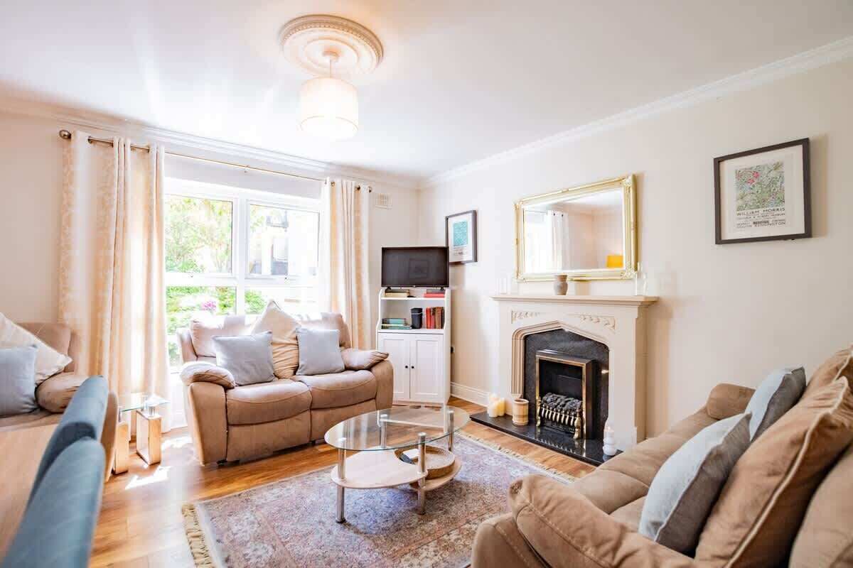 Traditional Irish Townhouse In The Galway Dockland - Galway