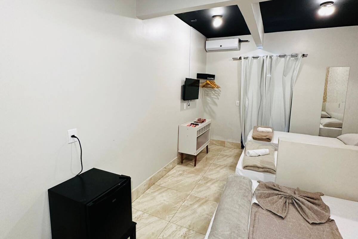 Quarto Quádruplo Familiar | Roupa de alta qualidade, camas de colchão Select Comfort, minibar