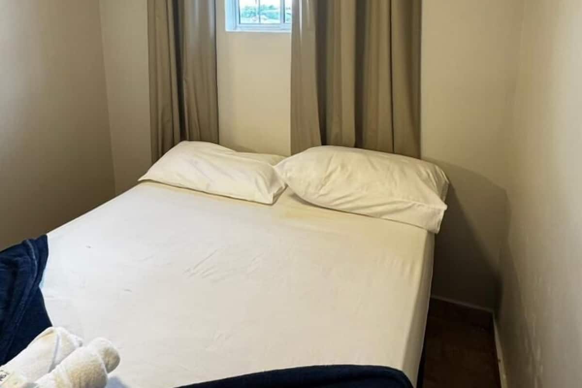 Quarto Económico, 1 quarto, ar condicionado, Vista para a cidade | Roupa de alta qualidade, camas de colchão Select Comfort, minibar