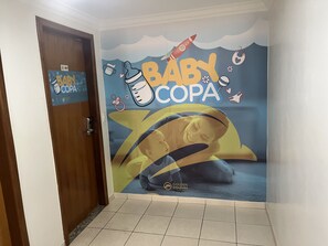 Quarto Triplo Clássico, 1 quarto, não fumadores, vista para a piscina | Sala de estar | Televisor de ecrã plano de 32 polegadas com canais via satélite 